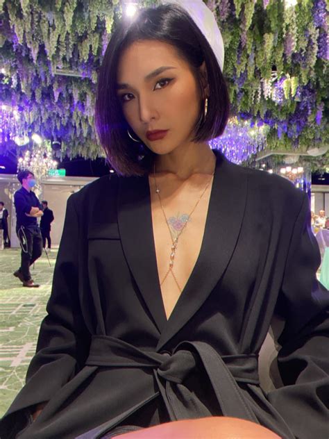 Verna王薇 本來買了晚宴服參加尾牙來不及收到🥲 直接胸貼西裝外套上了 大家喜歡嗎？