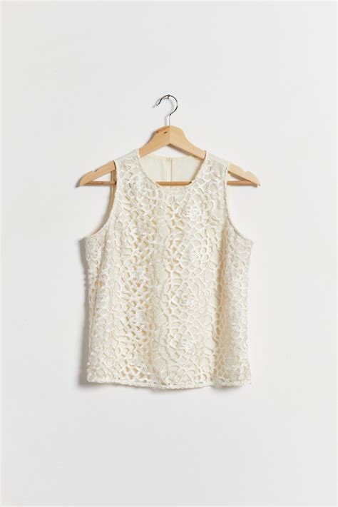 Womens Floral Lace Cutout Gem