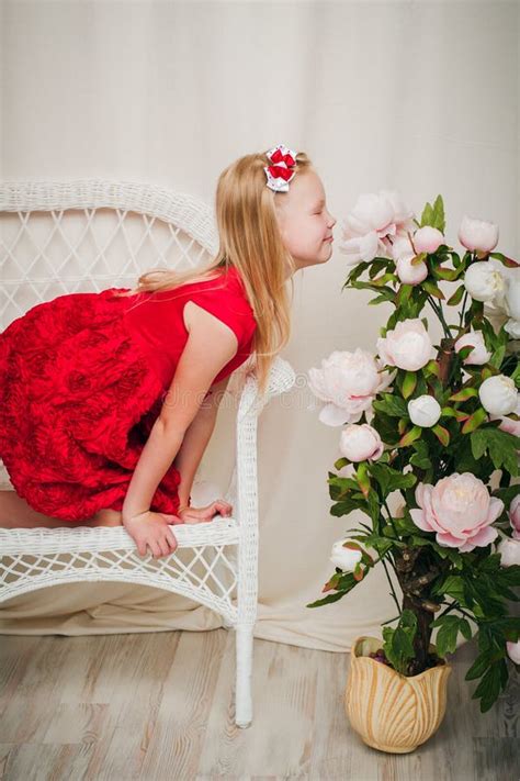 Petite Fille Mignonne S Asseyant Sur Une Grande Lune Image Stock