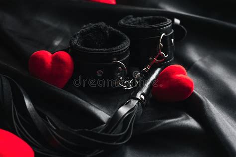 Esposas Y Azote Para El Sexo De Bdsm Con Los Corazones Rojos Imagen De