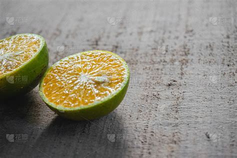 在木桌上挤橘子汁