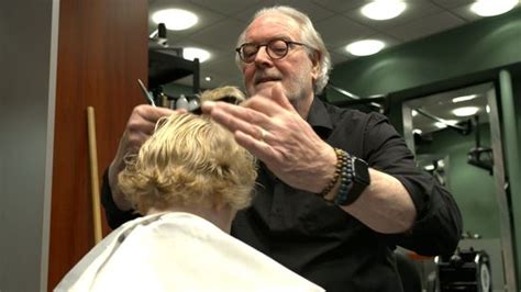 Kapper Henny 75 Knipt Al 60 Jaar Als Kinderen Een Streepje In Hun Haar Willen Zoals Ronaldo
