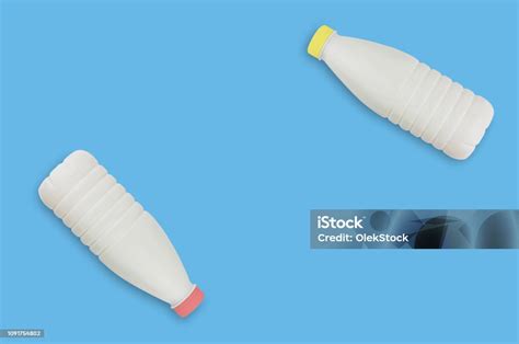 우유 Kefir 또는 부엌에 블루 테이블에 빨간색과 노란색 모자와 요구르트에 대 한 두 개의 전체 플라스틱 병에 신선한 낙농 제품 텍스트에 대 한 공간을 복사 합니다 최고의