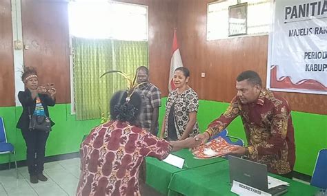 Anna Matini Diantar Pendukungnya Daftar Mrp Papuaposnabire Baca Biar Ko Tau