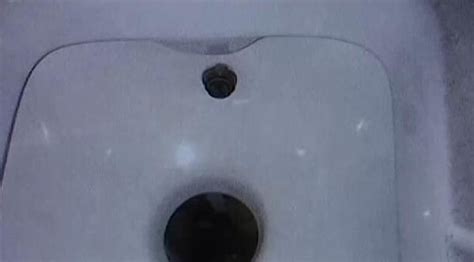 变态！女厕便池惊现摄像头 卡在孔内隐蔽难辨时讯看看新闻网
