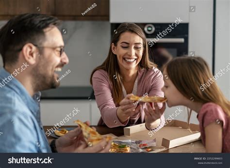 Mama Con Hijo Comiendo Pizza Más De 3231 Fotos De Stock Con Licencia Libres De Regalías