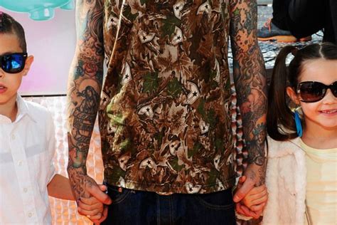 Знаменитите татковци и майки Травис Баркър с децата си