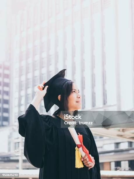 Hari Kelulusan Wanita Asia Dengan Topi Kelulusan Dan Gaun Memegang Ijazah Konsep Sukses Foto