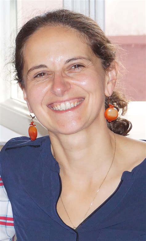 A Propos Émilie Laure Mondoloni