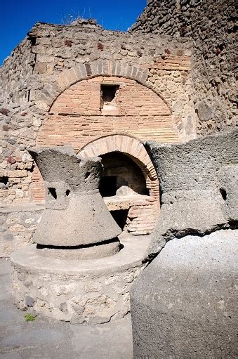 Oven Roti Kuno Di Kota Pompeii Italia Foto Stok Unduh Gambar Sekarang Arsitektur Abu