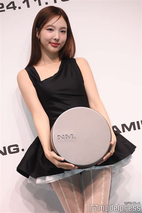 画像2325 Twiceナヨン、報道陣へ神対応 美背中＆美脚際立つミニ丈ドレスで登場 モデルプレス