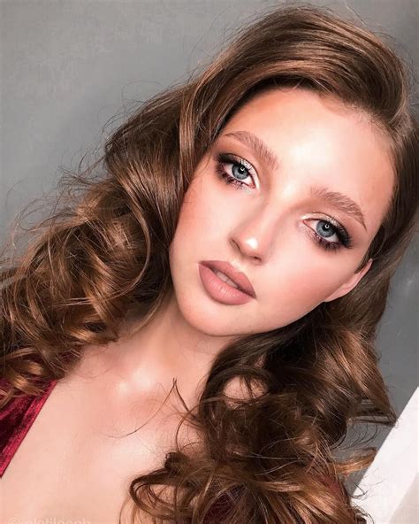 32 Glamorous Makeup Ideas For Any Occasion Makeup Look With Subtle Gold