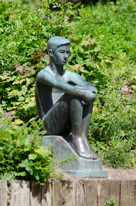 Karin Hertz Hockender Knabe Kunstsh