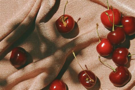 Як вивести плями від вишні та черешні на одязі поради