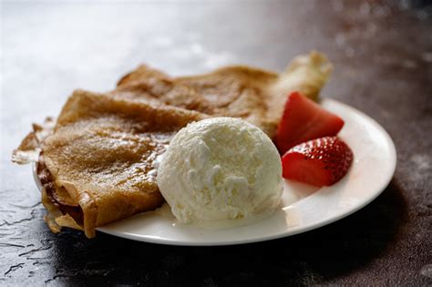 딸기와 바닐라 아이스크림의 국자를 가진 팬케이크 플레이트 사이드 뷰입니다 Gorisontal 샷 기포 음료에 대한 스톡 사진 및 기타 이미지 Istock