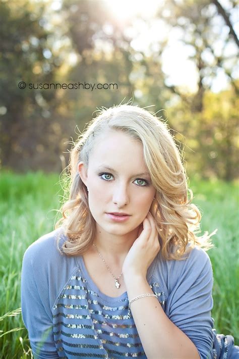 Hand Positioning High School Portraits High School Seniors Senior Girls