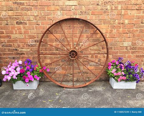 Rustic Wagon Wheel Decoration Royalty Free Stock Image Cartoondealer