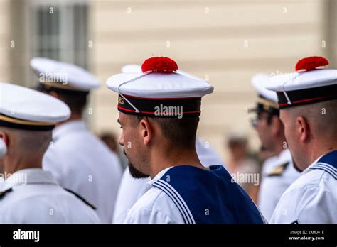 Les Marins Assistent à La Cérémonie Officielle De Prise De Commandement De La Base Navale De