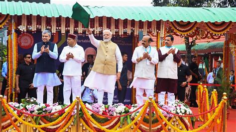 Pm Modi Flags Off South Indias First Vande Bharat Express In Bengaluru