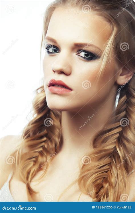 Chica Rubia Al Estilo De La Moda Con Trenzas De Moda Cerca De Vestir