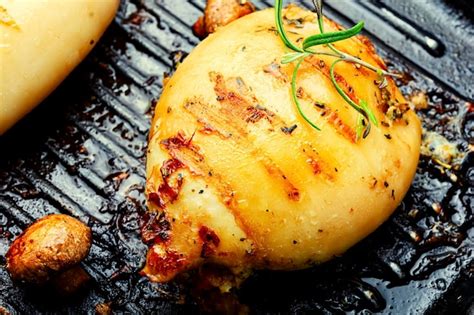 Lula Assada Saborosa Com Recheio De Legumes Foto Premium