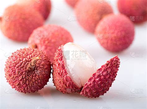 带皮荔枝和去皮荔枝孤立在白色背景