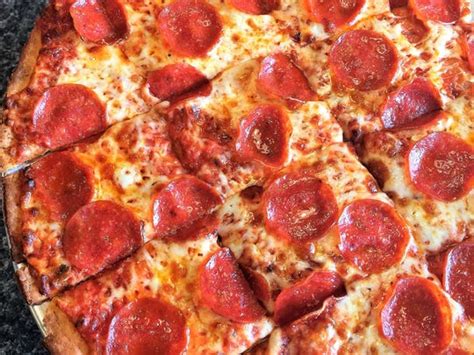 Marcos In Windsor Heights Provides Crowd Pleasing Pizza