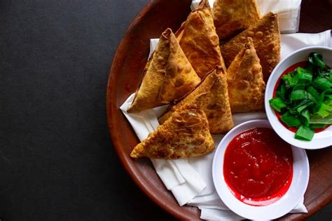Premium Photo Samosa Samsa Or Somsa Are Triangular Fried Pastries Or Pastri Served With Tomato