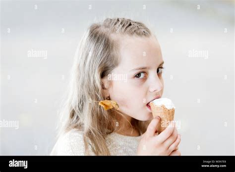 Lecken Eis Stockfotos Und Bilder Kaufen Alamy