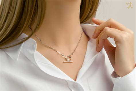 Tu Cui Ai Face Cadou Un Colier Fix Din Argint De La Moreas Curierul Zilei