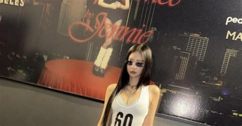 블핑 제니 노출 논란에 묻히기 아까운 블루스타킹 자태‥핫한 각선미