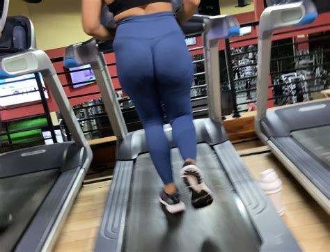 Ms Jiggle In Blue Leggings 😍😍 Spandex Leggings And Yoga Pants Forum