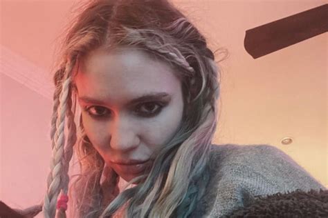 Grimes Ex De Elon Musk Surge Com Rosto Enfaixado Após Expor Desejo De