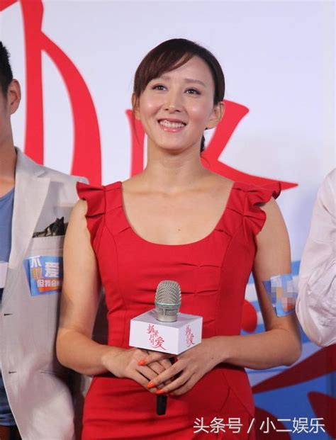 闊太胡靜出席活動 現場翹腿嘟嘴賣萌，真會裝嫩 每日頭條