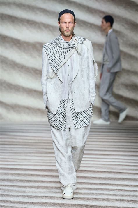 素材や色、パターンで遊ぶ、ジョルジオ アルマーニの新フォーマルウェア。【23年ss メンズ速報】 Vogue Japan