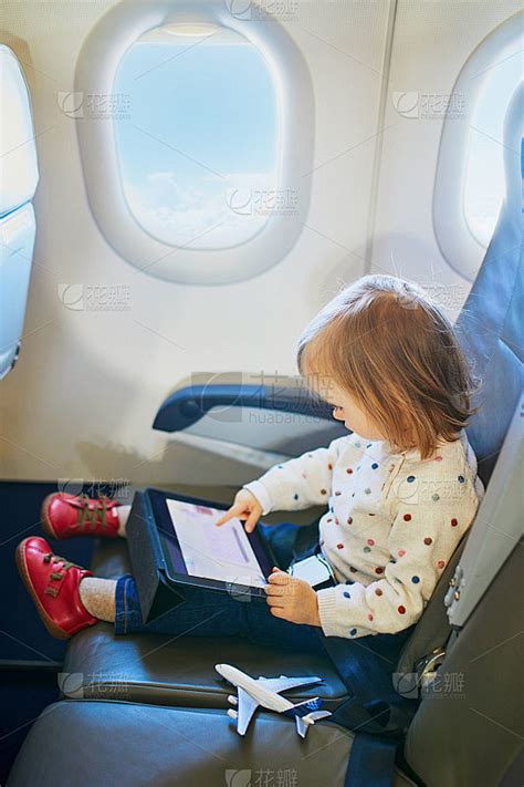 可爱的小女孩坐飞机旅行