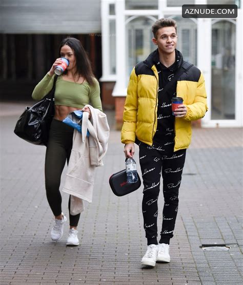 Vanessa Bauer Sexy Shows Off Her Abs And Pokies In Blackpool England