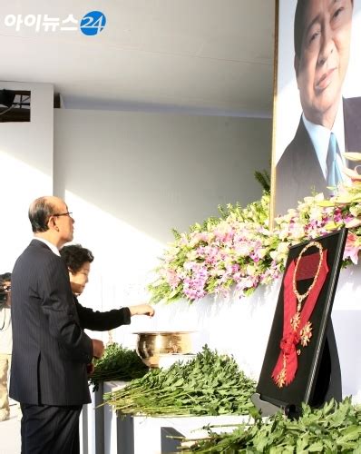 포토 영정사진 바라보는 조용기 목사