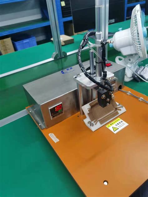 热熔铆合气动治具