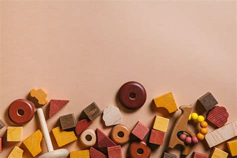 아이 장난감 복숭아 배경에 나무 큐브 자동차 피라미드 타워와 이빨 공간을 복사합니다 블럭에 대한 스톡 사진 및 기타 이미지 Istock