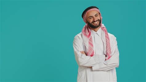 Free Photo Muslim Adult Says Yes And Nods