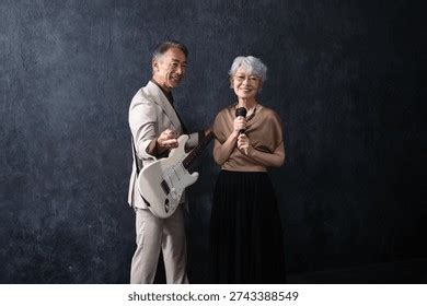 「70代 女性 日本人」の375点のロイヤリティフリー画像、写真素材、絵 Shutterstock