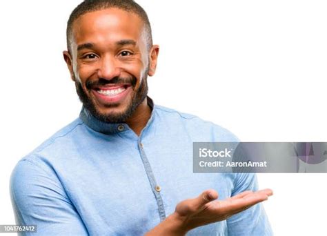 빈 손에 뭔가 들고 수염을 가진 아프리카계 미국인 남자 가리키기에 대한 스톡 사진 및 기타 이미지 가리키기 개념 개념과 주제 Istock