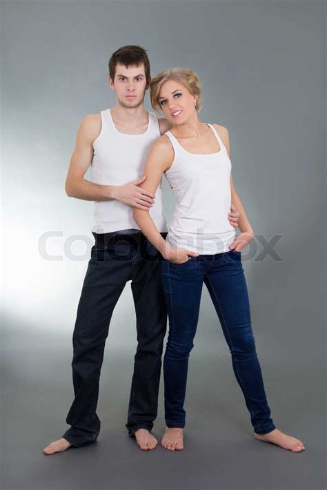 Junge Attraktive Paar In Jeans Und Weißen Hemden Stock Bild Colourbox