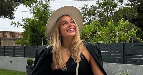 Lola Weippert Nur Im Slip Sie Posiert Oben Ohne