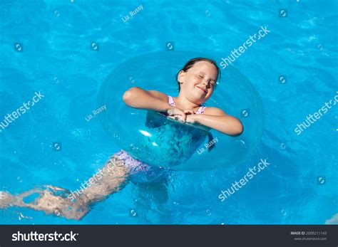 Six Year Old Girl Enjoys Swimming Pool Inflatable Stockfoto 2009211143