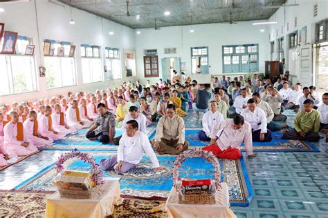 တနင်္သာရီတိုင်းဒေသကြီးဝန်ကြီးချုပ်ဦးမြတ်ကို သီလရှင်ဝတ်စုံများဆက်ကပ်လှူဒ