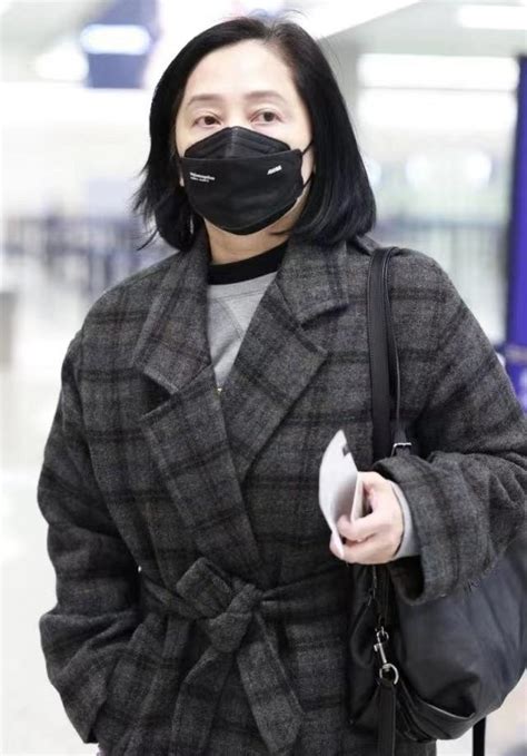 64岁许娣素颜好年轻啊！穿大衣走机场，私服赛袁泉好高级 360娱乐，你开心就好