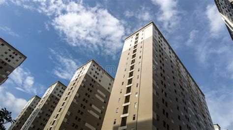 Complejo De Edificios De Apartamentos De Altura Con Cielo Azul Foto De Archivo Imagen De