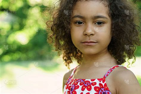 可爱的黑人女孩在城市公园的肖像